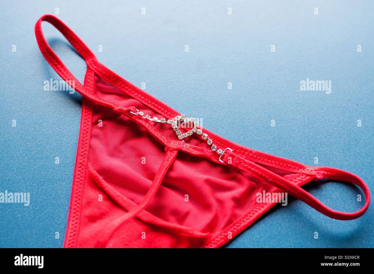 Sexy String rouge Photo Stock - Alamy