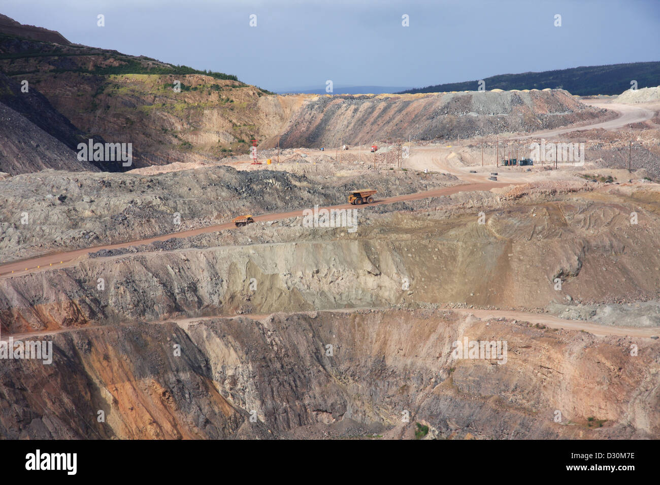 Plus grande mine de fer à ciel ouvert canadien de Fort Wright à côté de ...