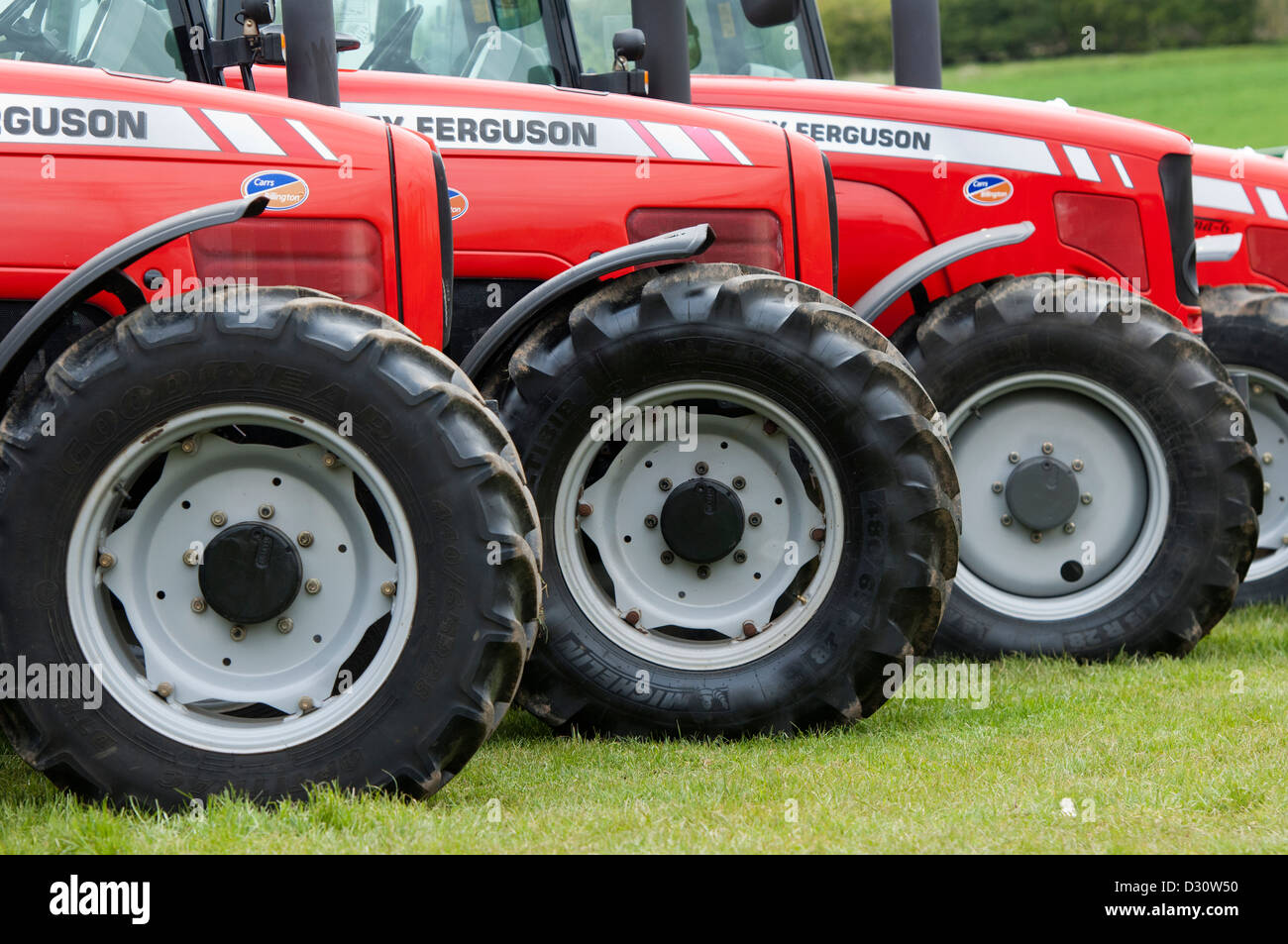 Line up de Massey Ferguson Tracteurs à quatre roues motrices à un salon ...