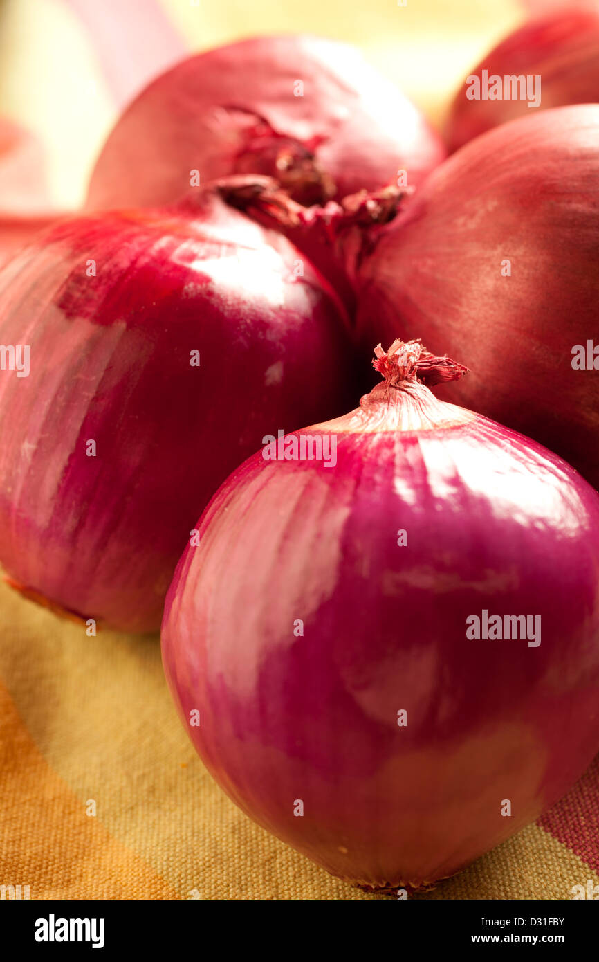 Oignons rouges entiers Banque de photographies et d’images à haute ...