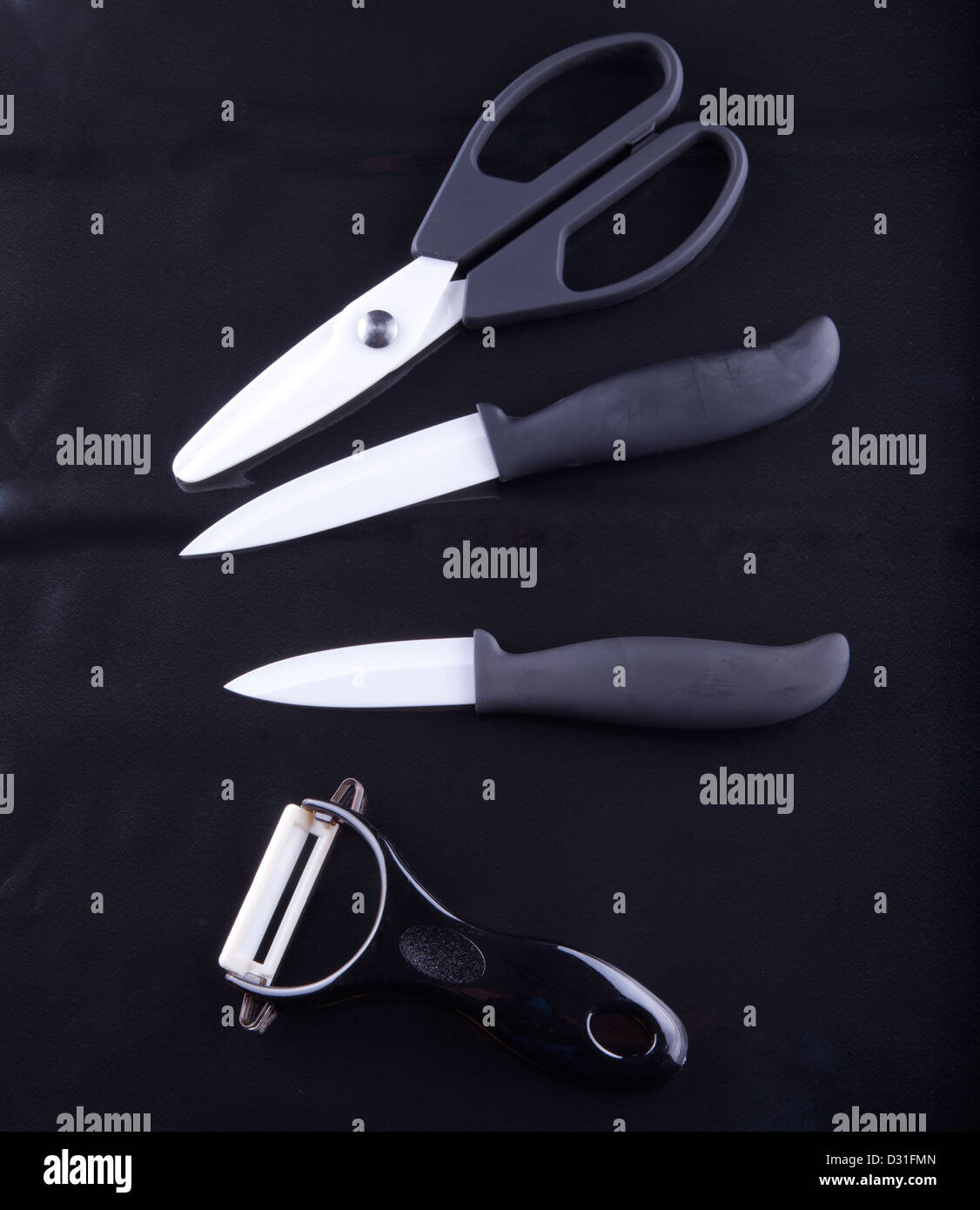 Différents types de couverts en céramique blanche sur fond noir Photo ...