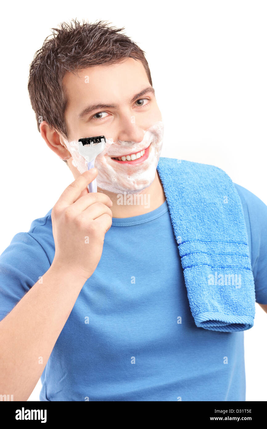 Portrait d'un jeune homme se raser la barbe avec un rasoir isolé sur ...