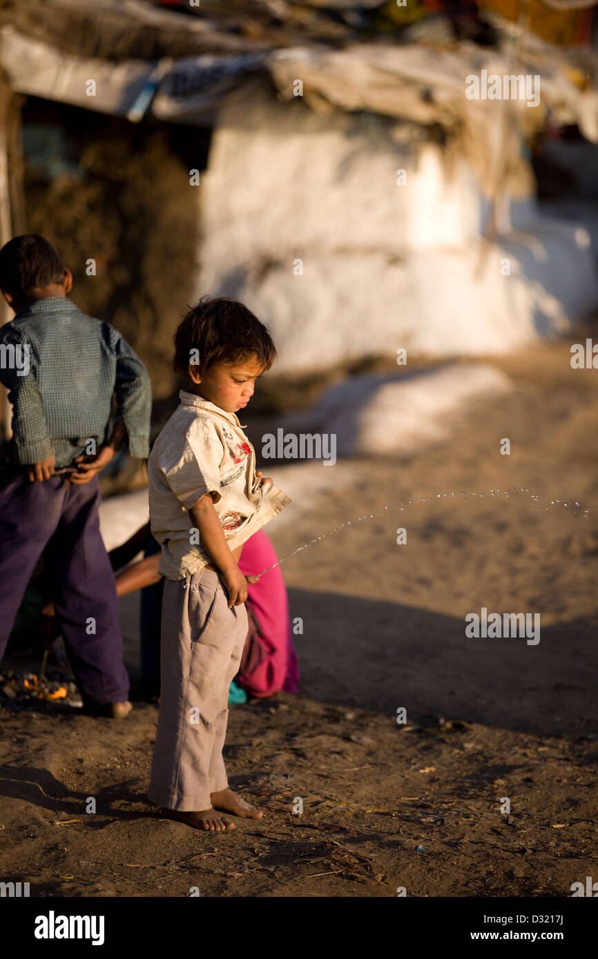 Boy pisse le Madhya Pradesh Inde Photo Stock - Alamy