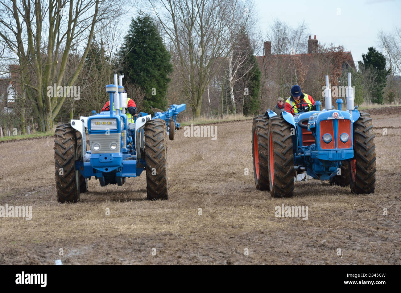 Tracteurs labourant le terrain Banque de photographies et d’images à ...