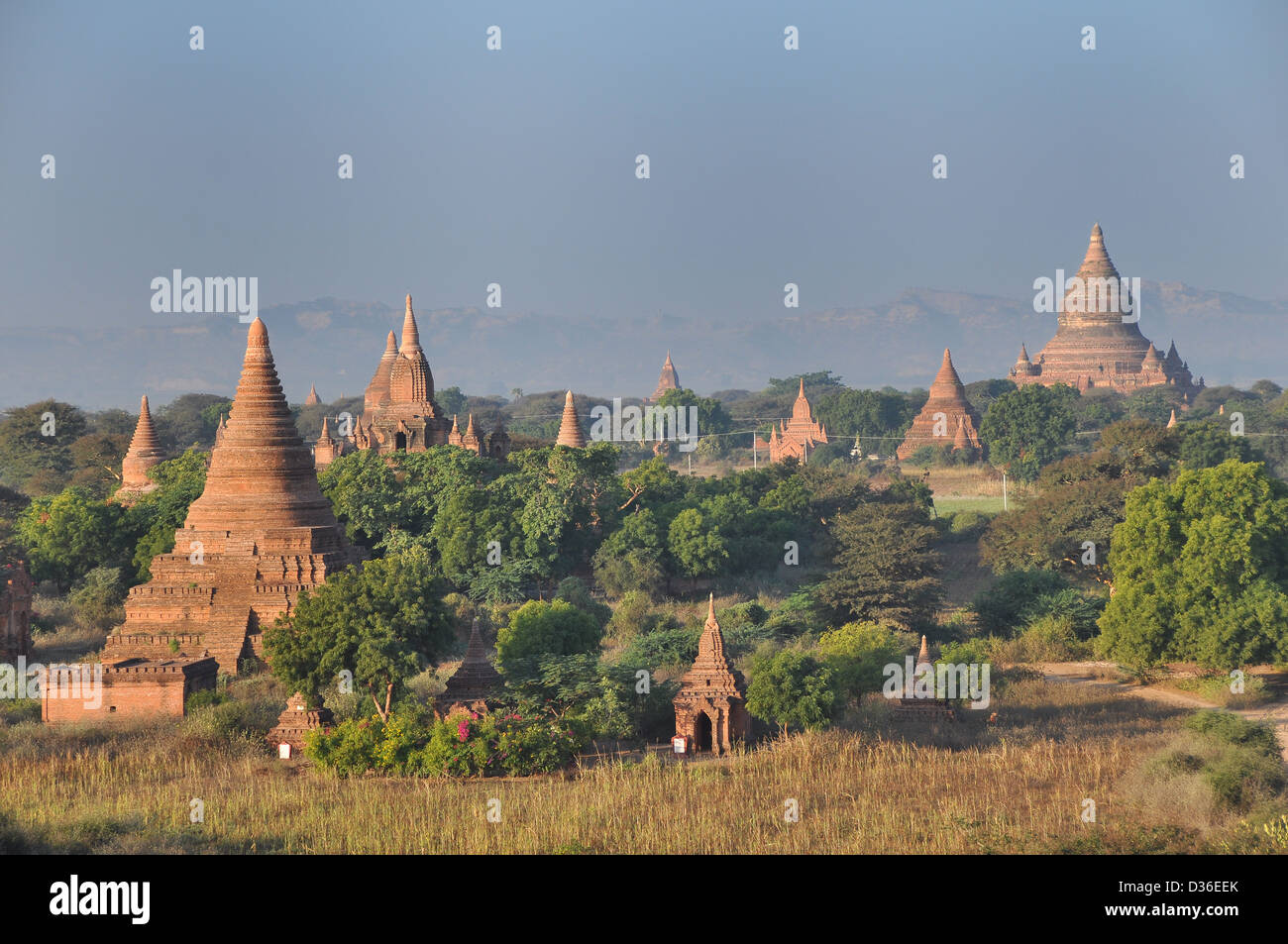 Bagan temples Banque de photographies et d’images à haute résolution ...