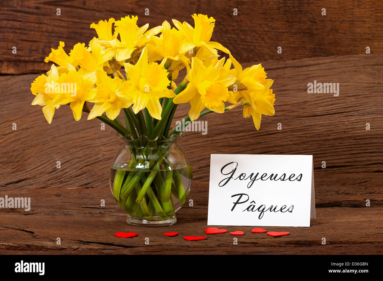 Salutation de Pâques avec un bouquet de jonquilles et une carte blanche ...