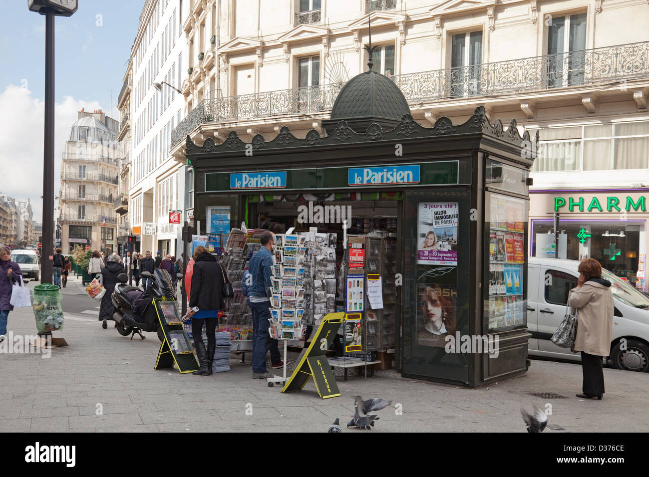 Kiosque a journaux de paris Banque de photographies et d’images à haute ...