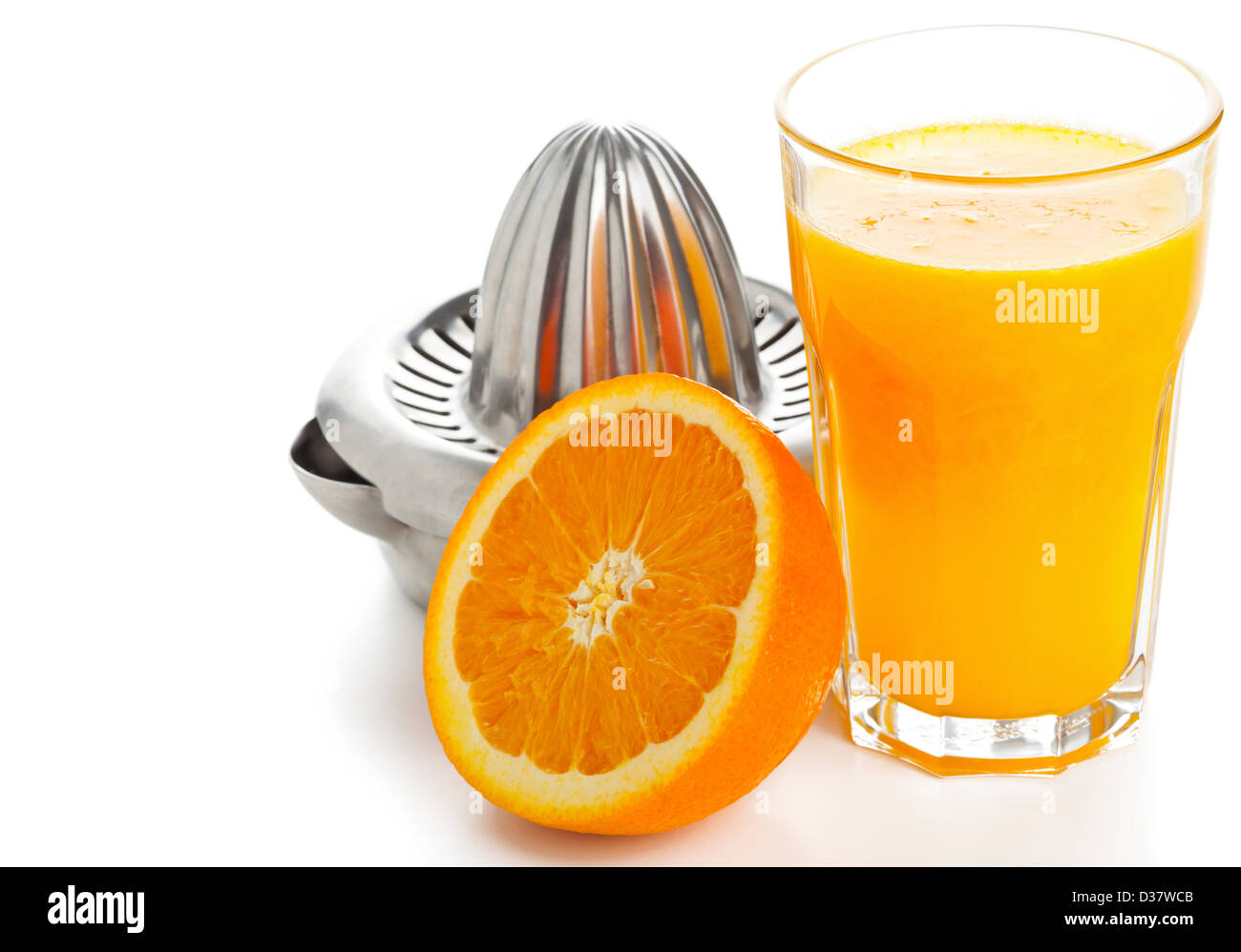 Verre de jus d'orange fraîchement pressé avec des tranches de la moitié ...