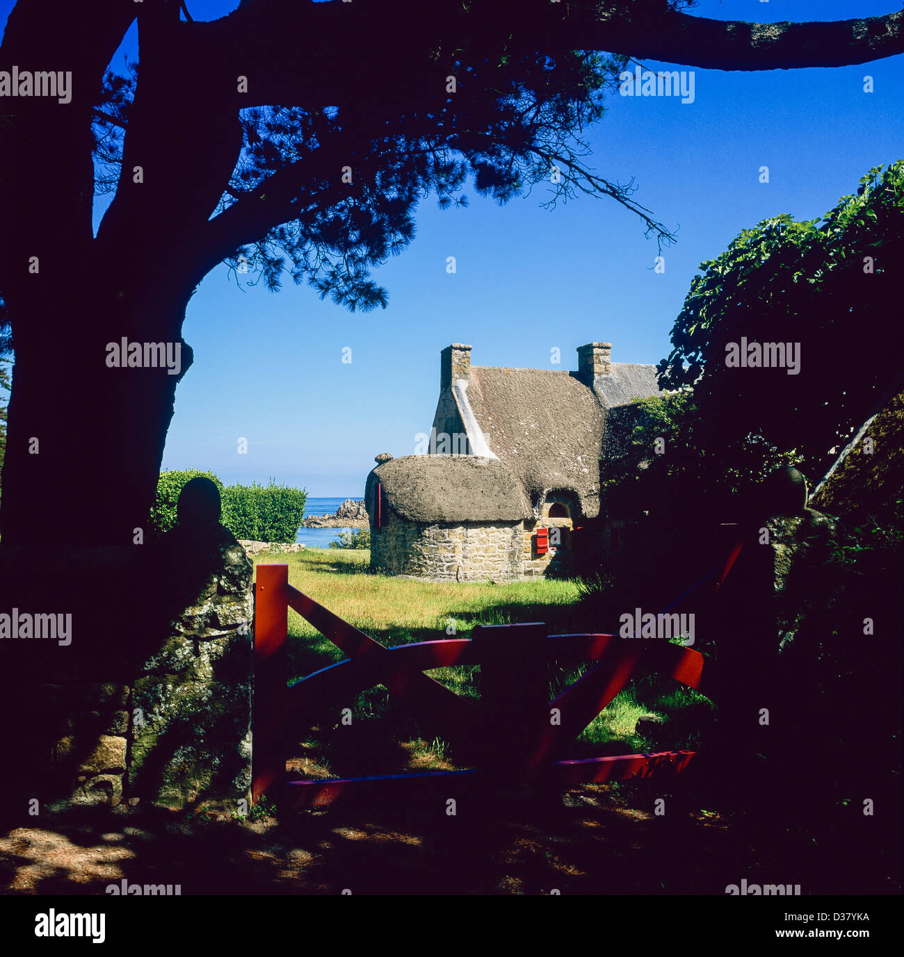 Maison bretonne au toit de chaume Banque de photographies et d’images à haute résolution - Alamy