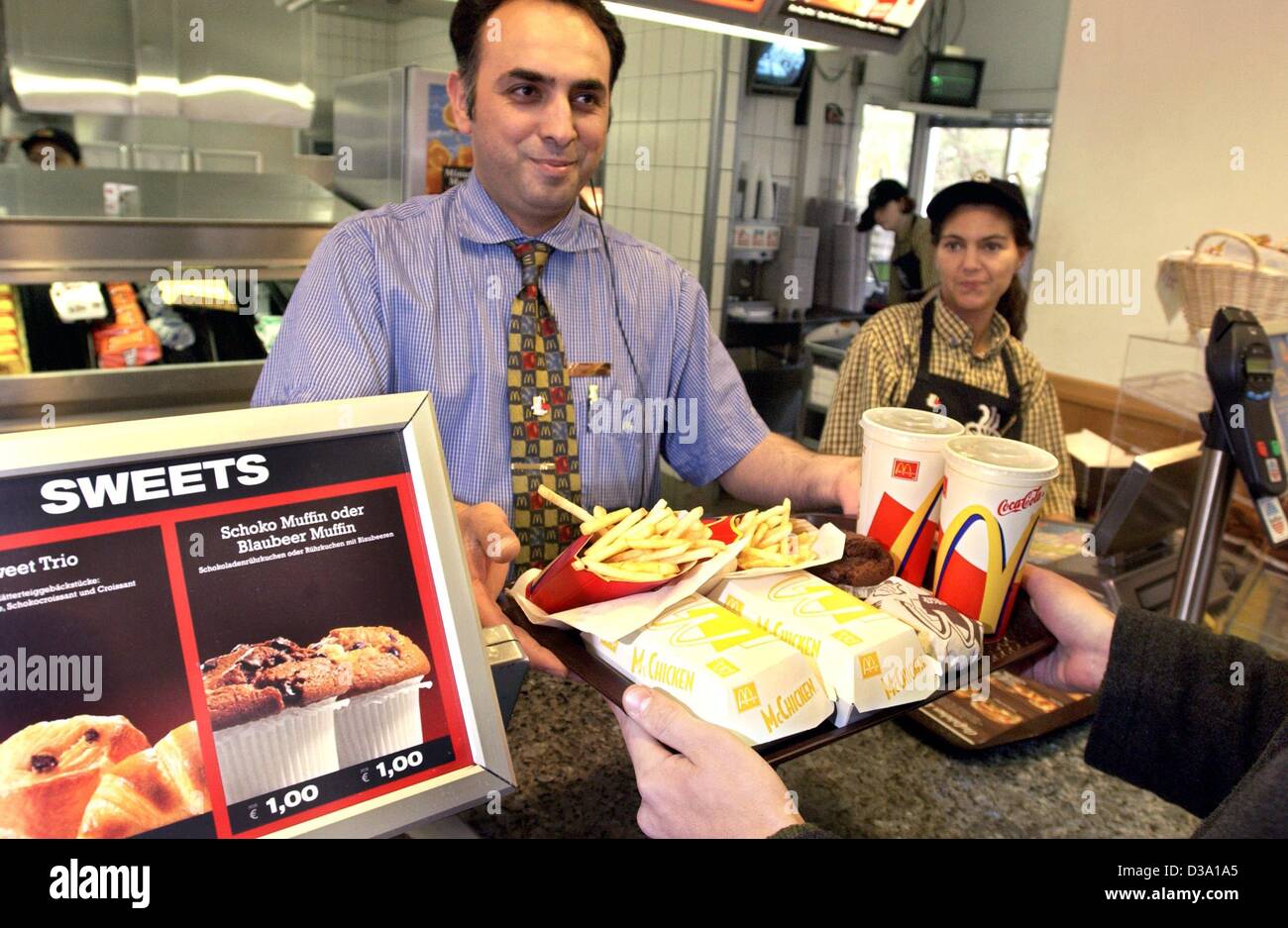 (Afp) - Un employé de McDonald's est la remise d'un plateau de ... (Afp) - Un employé de McDonald's est la remise d'un plateau de ...