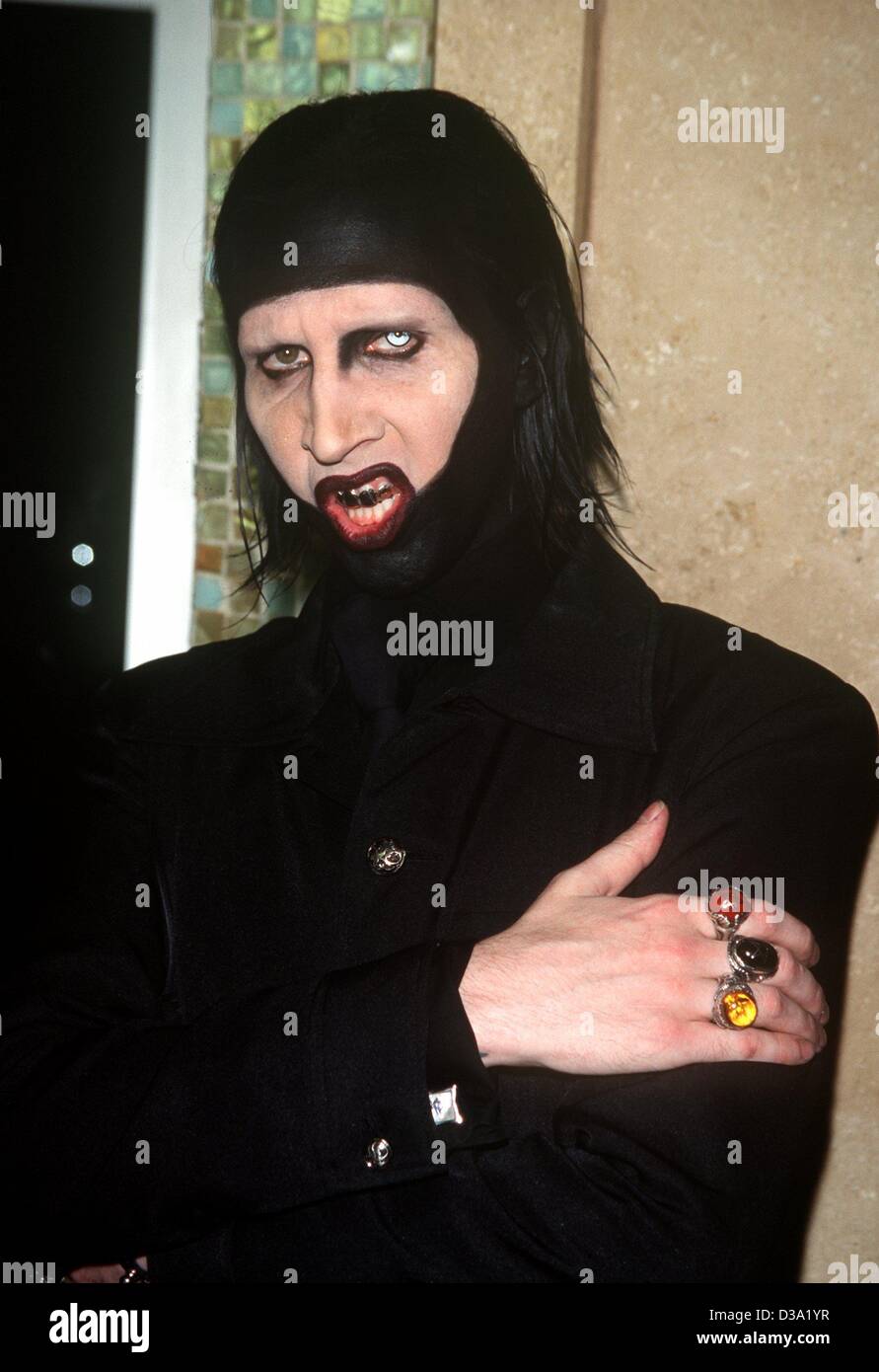 (Afp) - Le musicien de rock Marilyn Manson se faisant passer à une ...