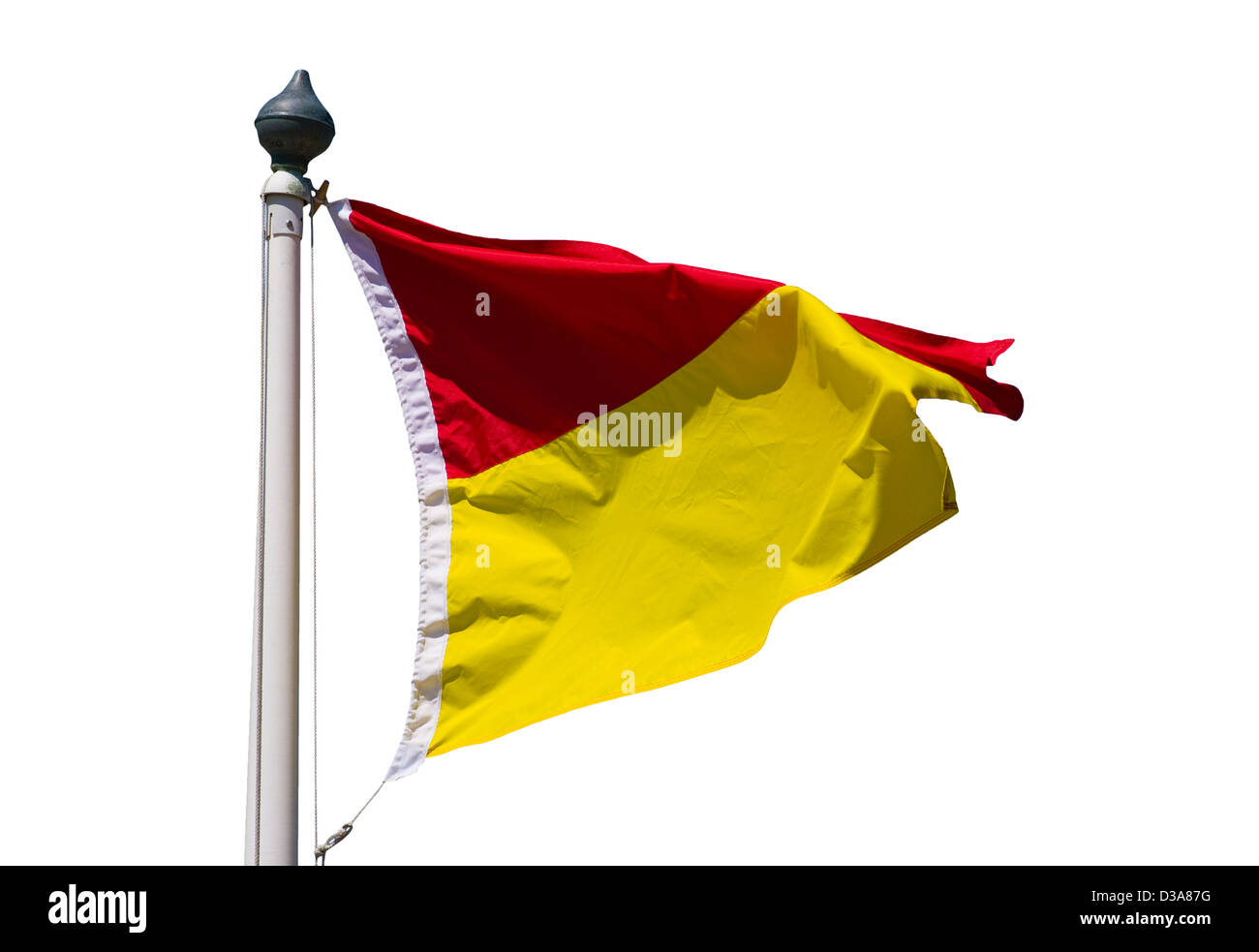 Drapeau rouge et jaune sur la plage Banque d'images détourées - Alamy