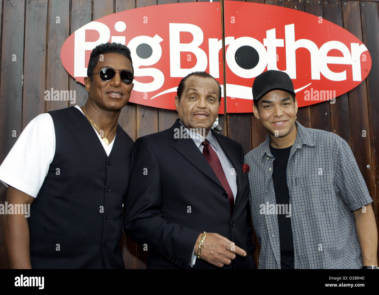 (Afp) - Joseph Jackson (C), père de pop star Michael Jackson, pose avec ...