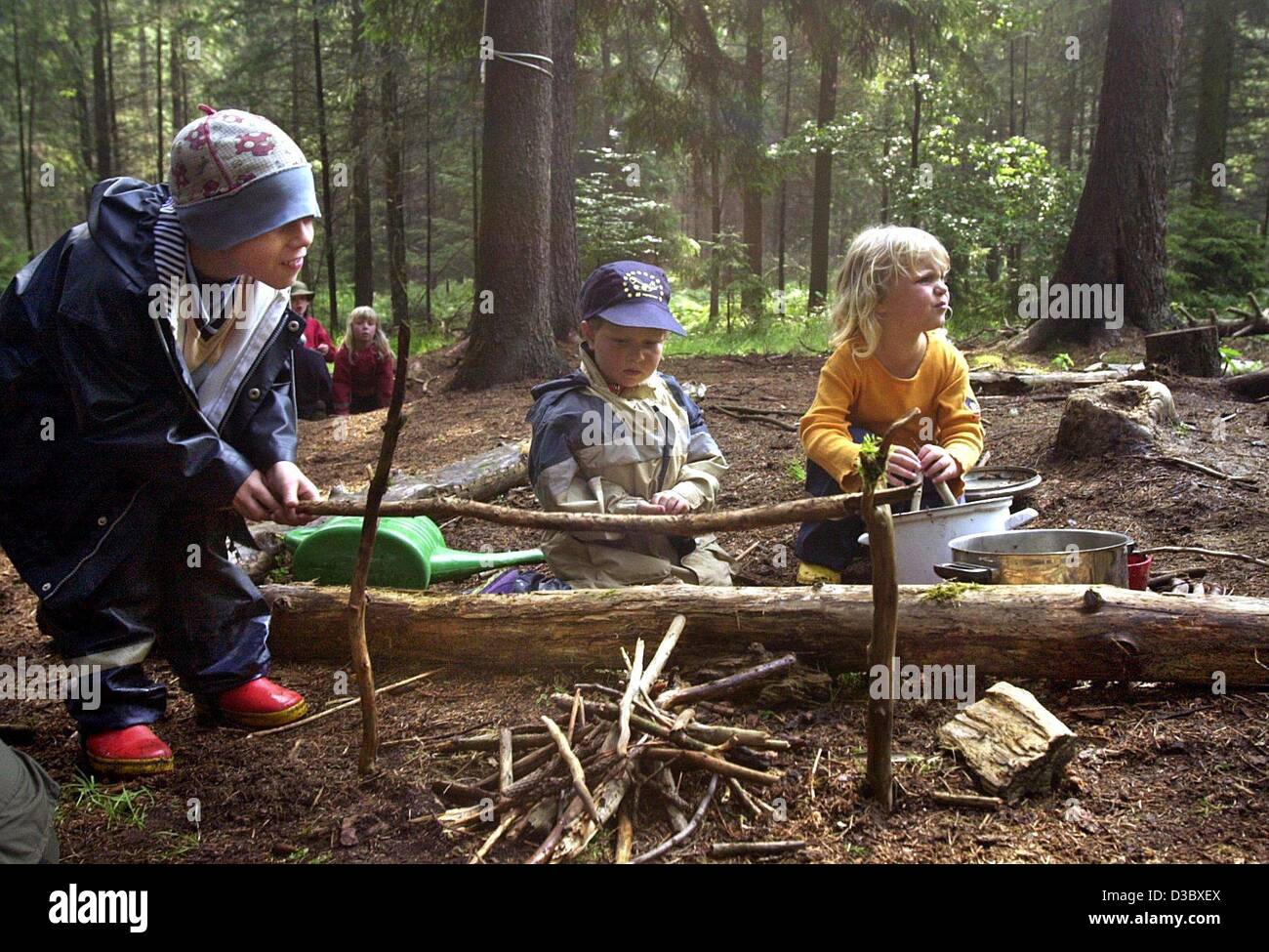 (Afp) - Les enfants (à partir de L) Lukas, Alexa et Freya 'cook' et ...