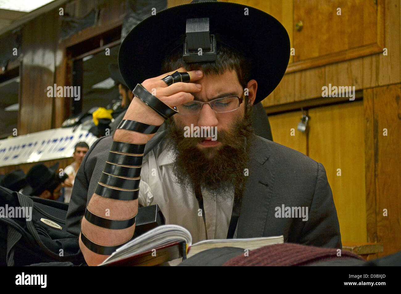 L'homme juif religieux priant portant des phylactères, Téfilines, au ...