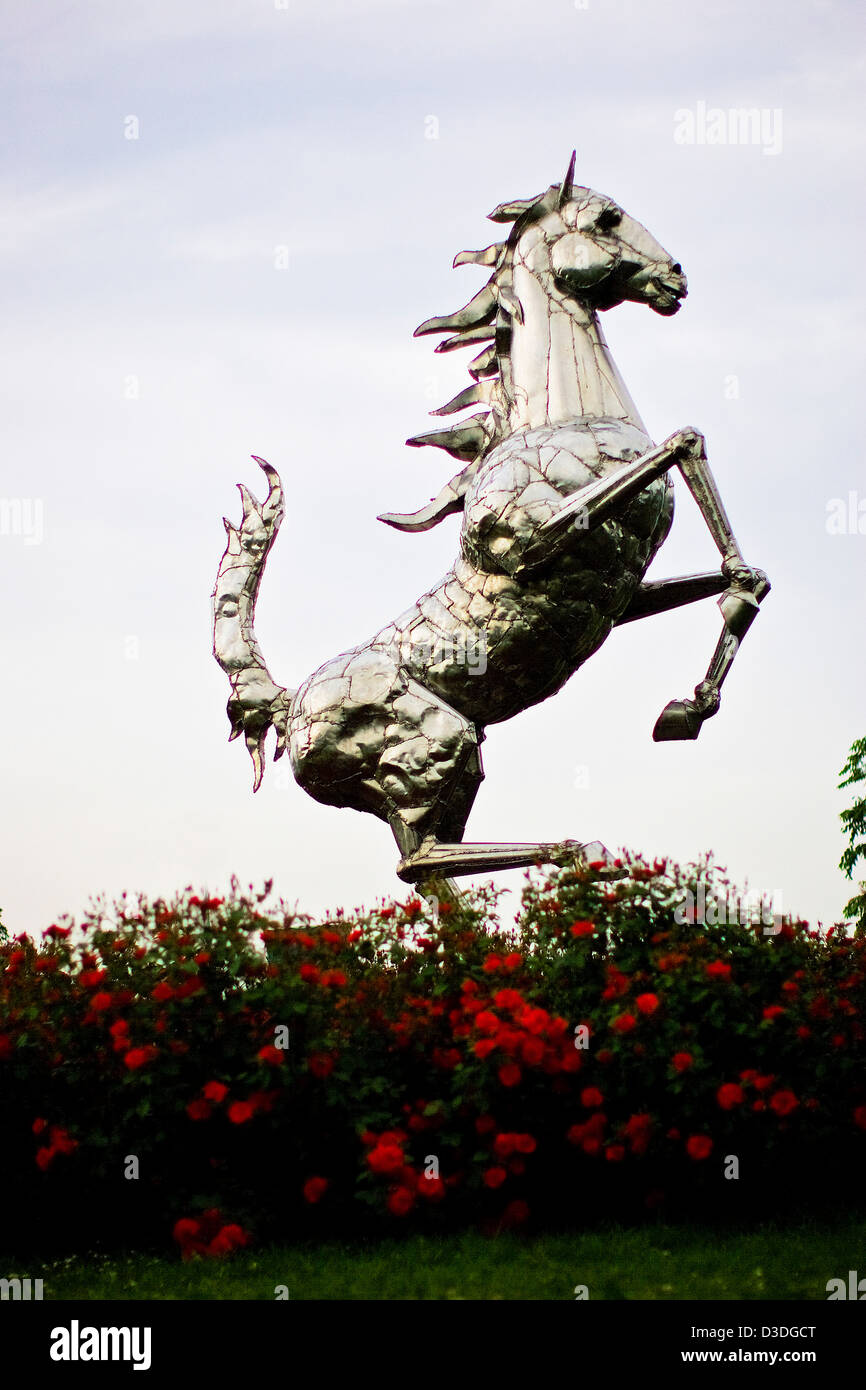 Cheval cabré Ferrari argent extérieur statue usine en Italie Photo ...