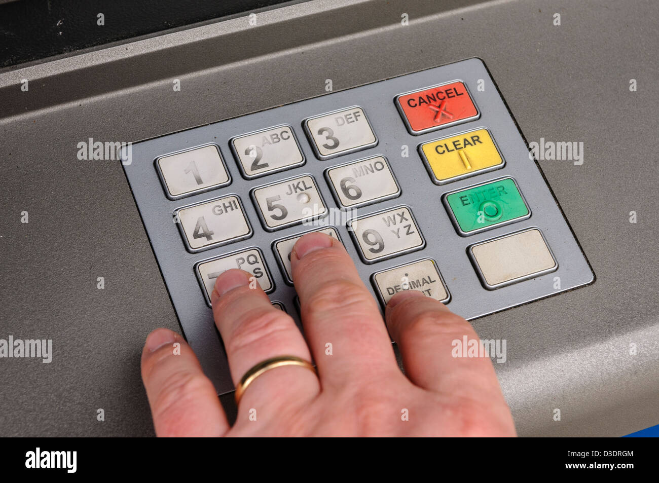 Clavier d'un distributeur automatique de billets en cours d'utilisation ...
