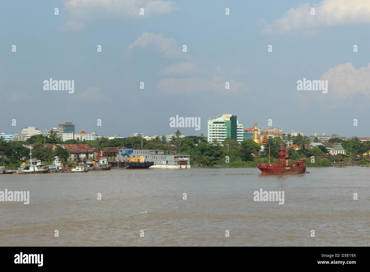 Yangon boat Banque de photographies et d’images à haute résolution - Alamy