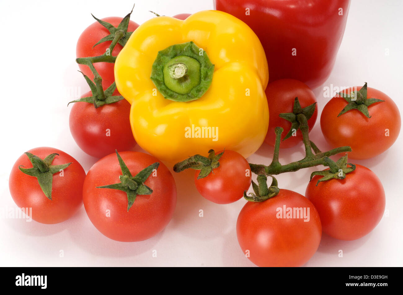 Composition de légumes colorés à la tomate et poivrons Photo Stock - Alamy
