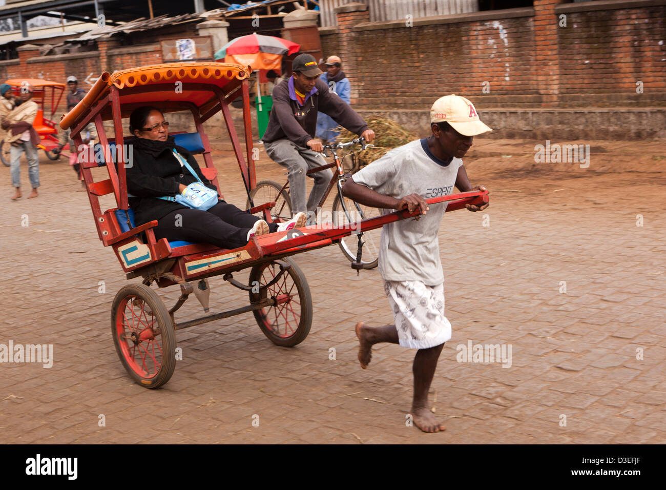 Madagascar, Antsirabe, Marches Sabotsy, passager dans des pousse-pousse ...