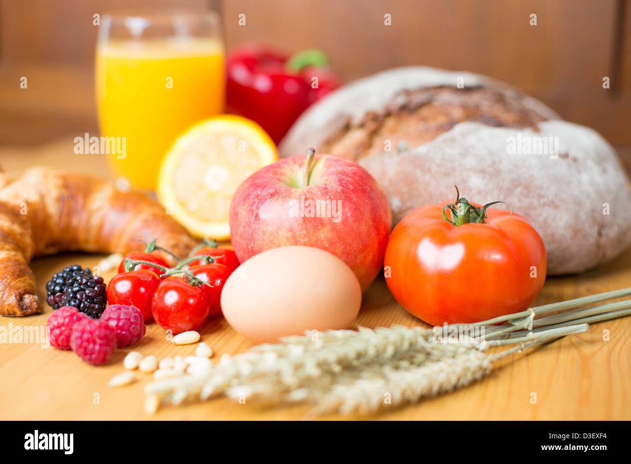 Différents types d'aliments comme le pain, une tomate, pomme, pignons ...