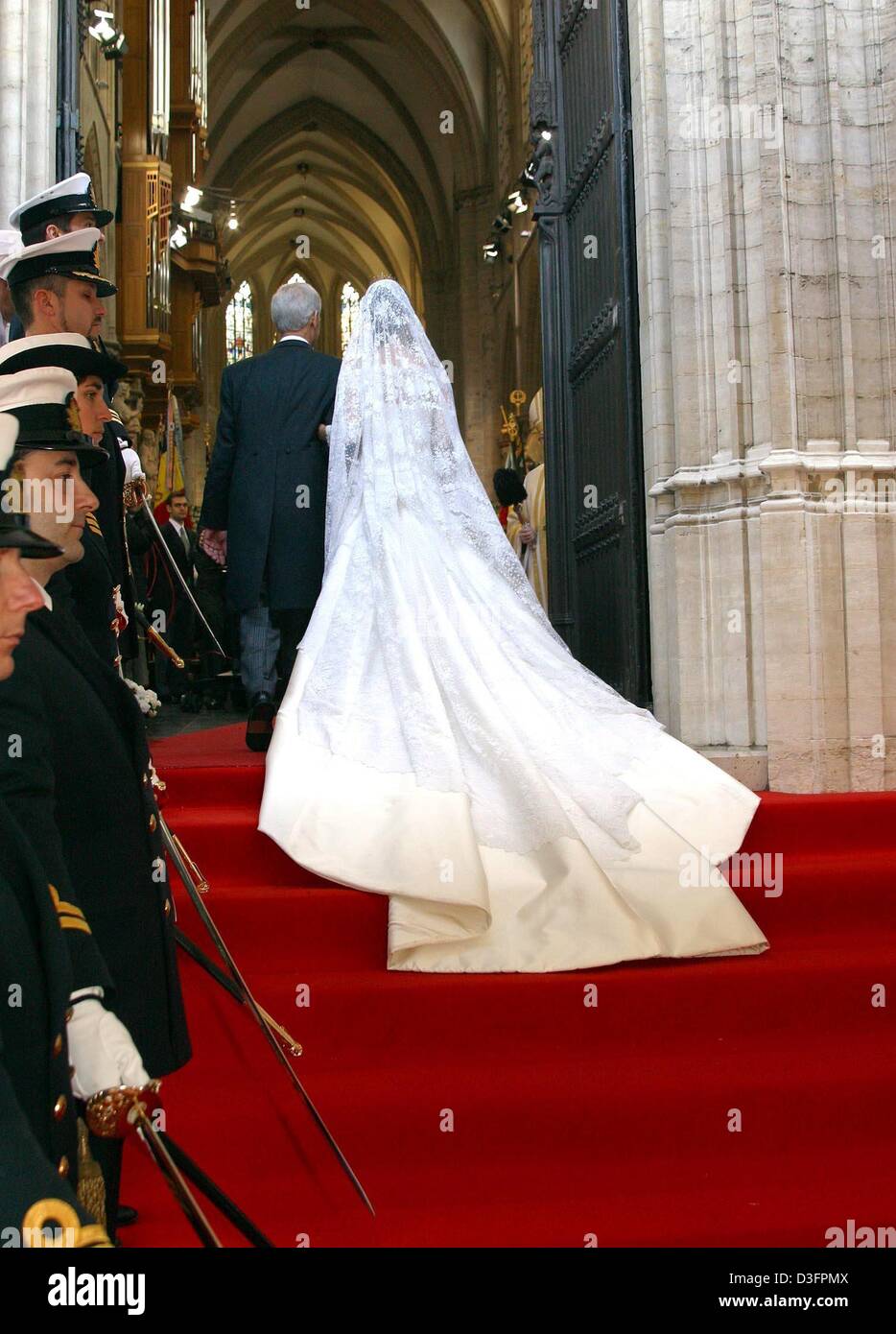 (Afp) - L'épouse Claire Coombs arrive avec son père Nicholas Coombs à ...