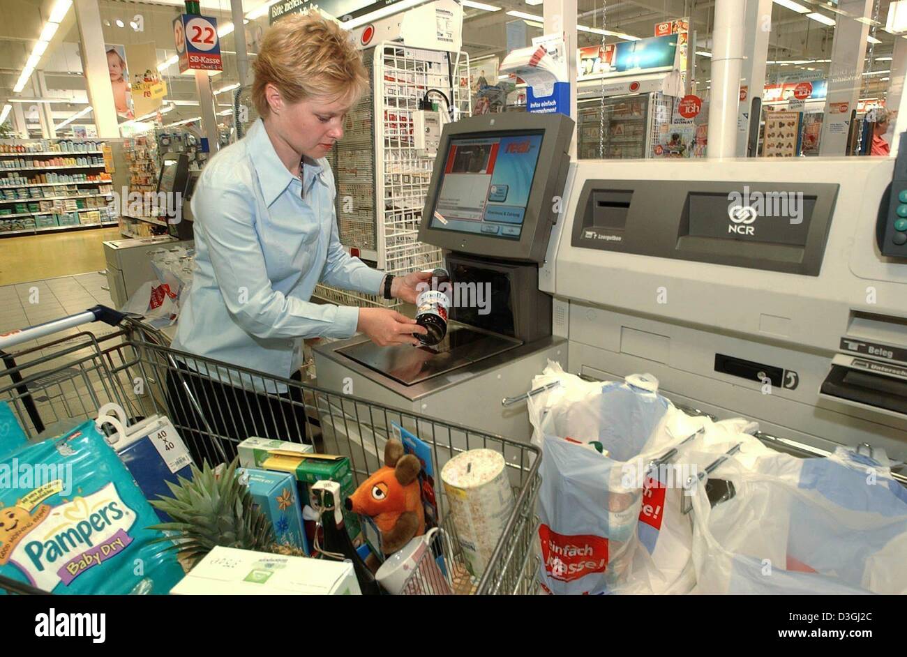 Payer caisse supermarché Banque de photographies et d’images à haute ...