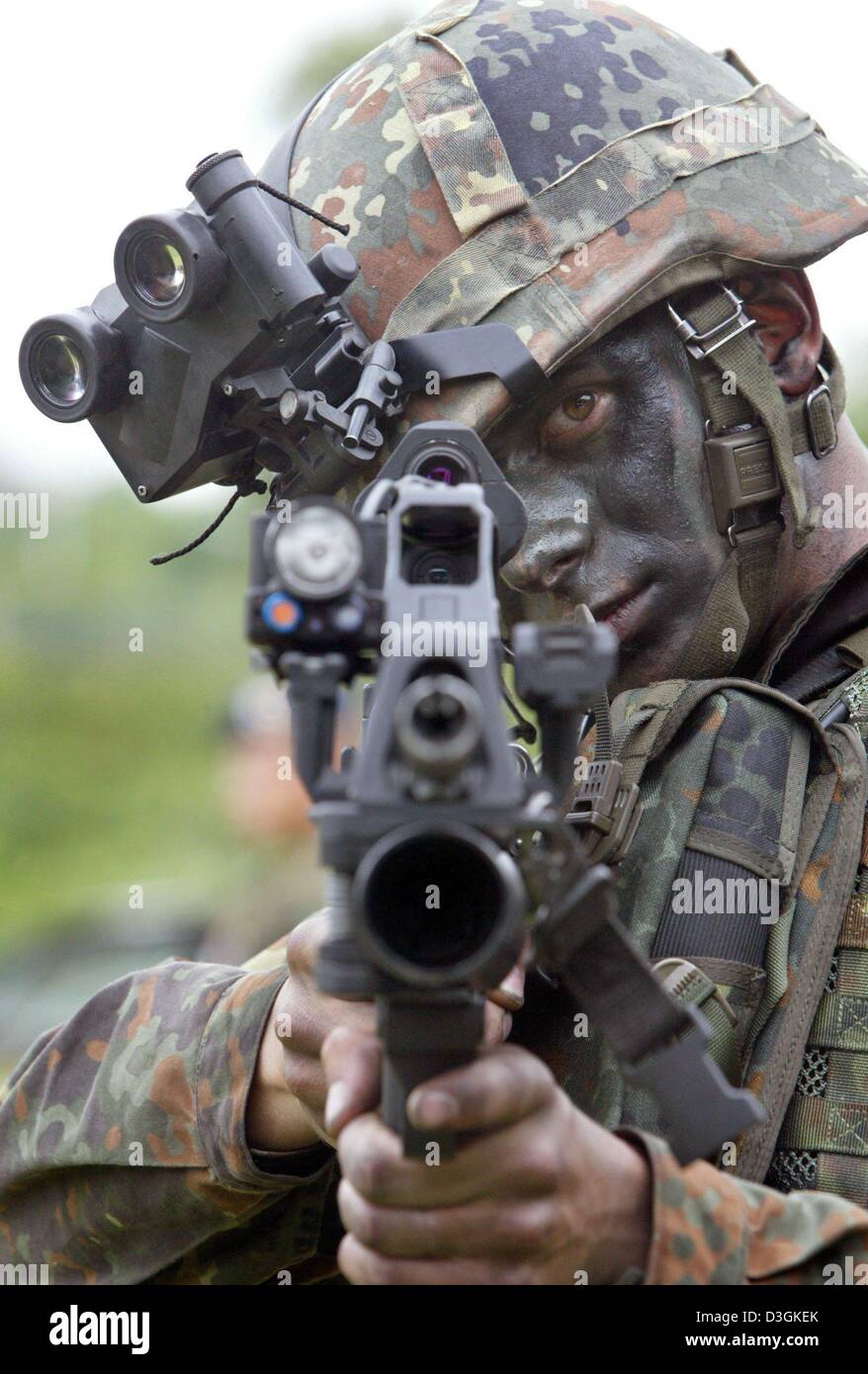 (Afp) - Un soldat d'infanterie de la Bundeswehr (armée allemande) vise ...