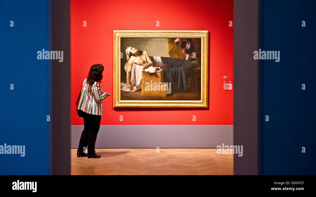 Un visiteur regarde le 'La Mort de Marat (1793)' par le peintre ...