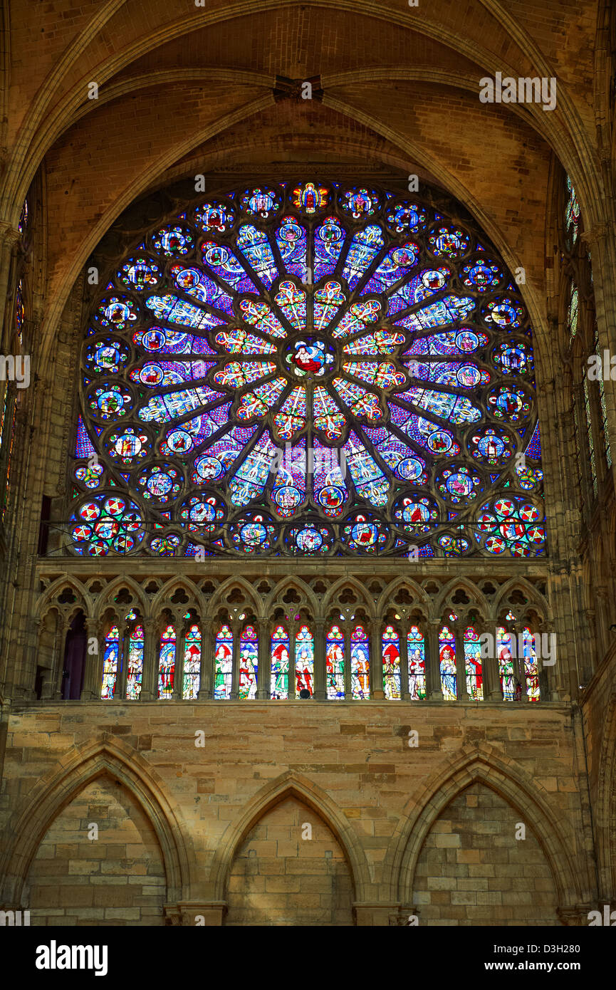 Vitrail gothique rayonnant médiévale Rose. La Cathédrale gothique Basilique de Saint Denis Photo ...