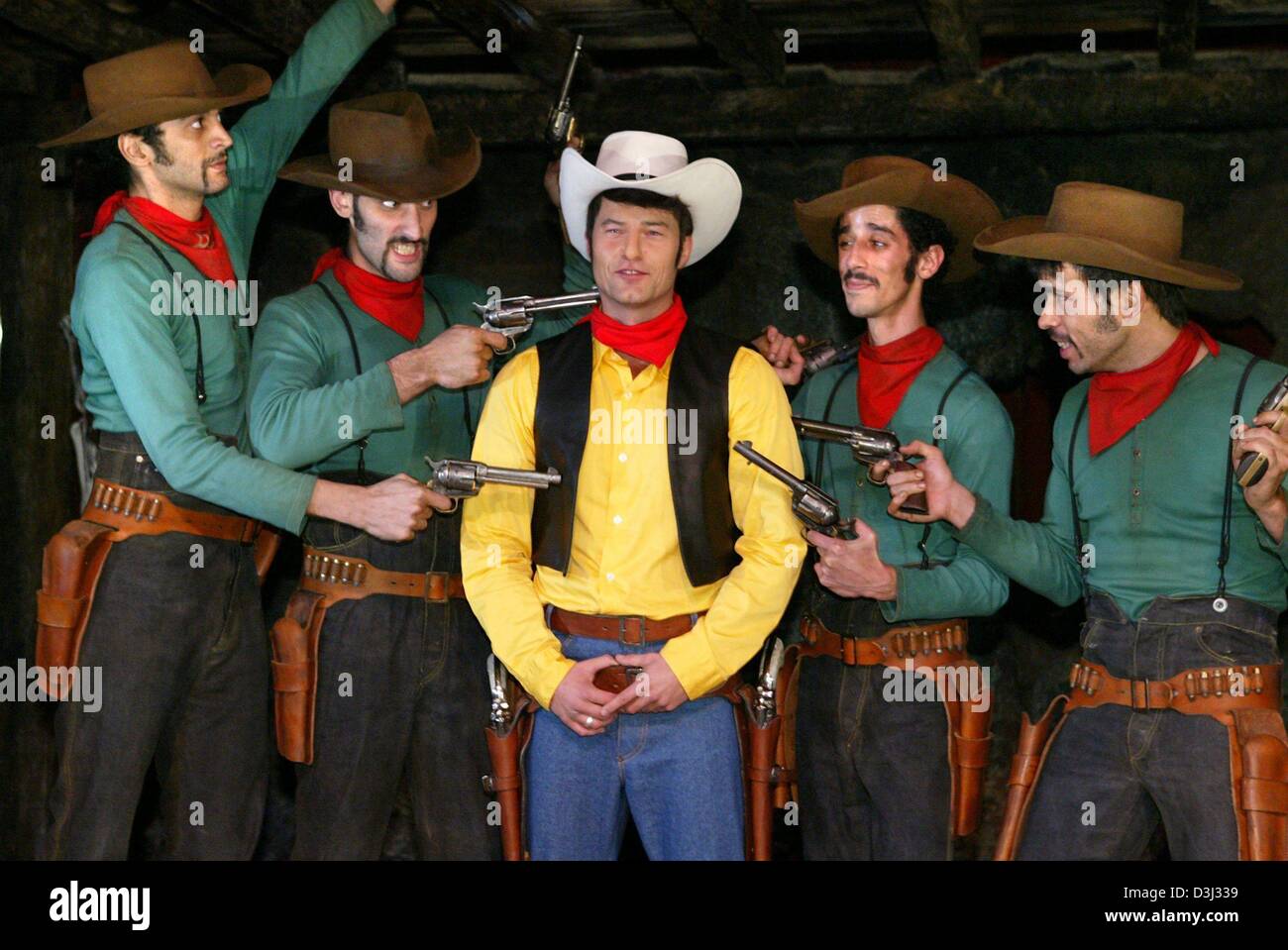 (Afp) - L'acteur allemand Til Schweiger (C) pose dans le rôle de Lucky ...