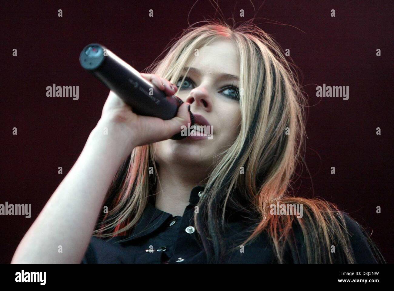 Avril lavigne singing Banque de photographies et d’images à haute ...
