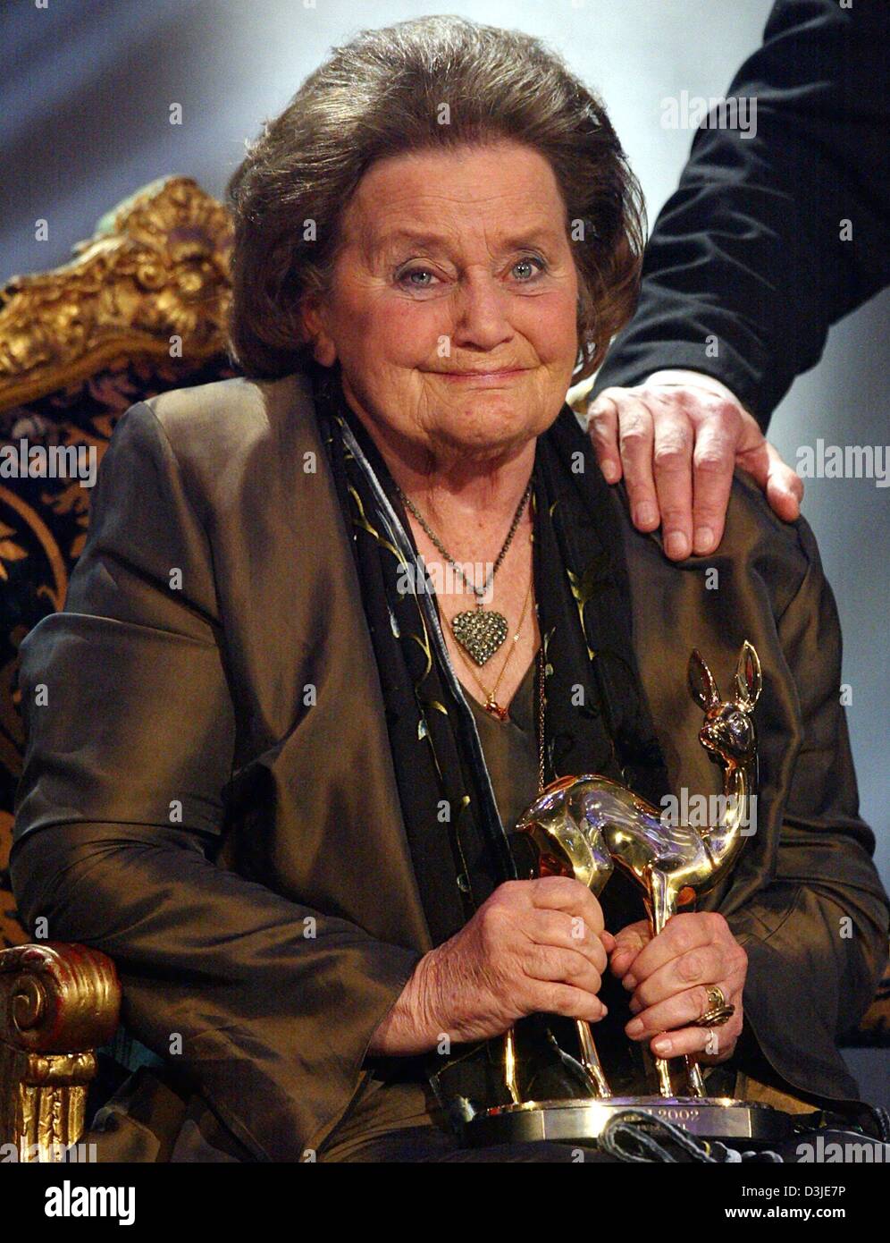 (Afp) - L'actrice Maria Schell est assis dans un fauteuil tenant la vie ...