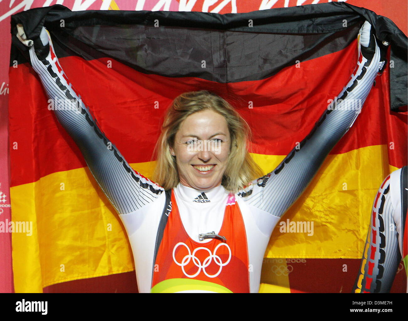 Sylke OTTO luger allemand célèbre tenant le drapeau allemand dans ses ...