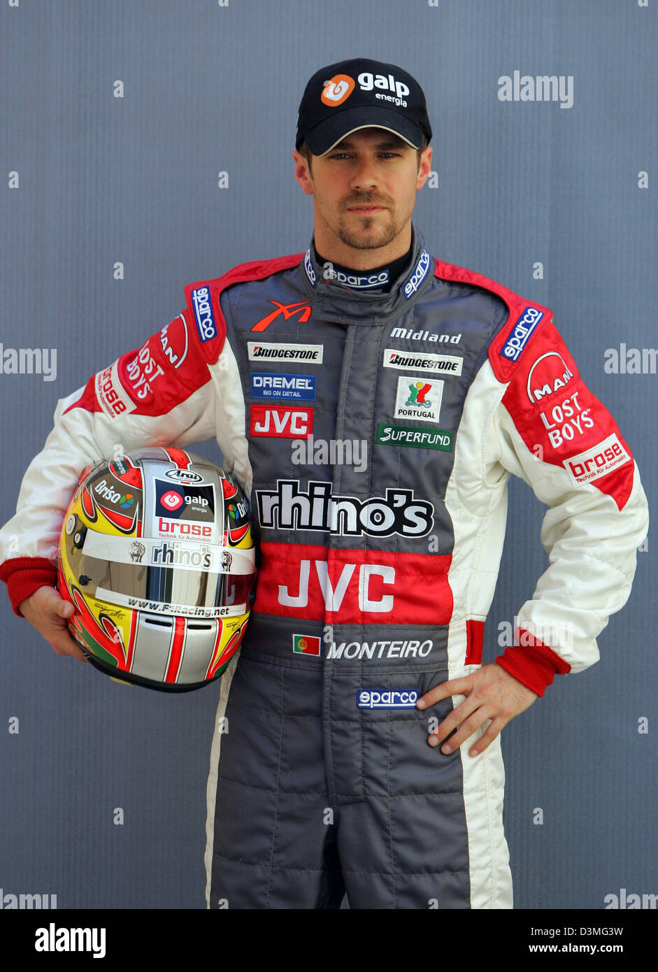 Pilote de Formule 1 portugais Tiago Monteiro de MF1 Racing pose pour ...