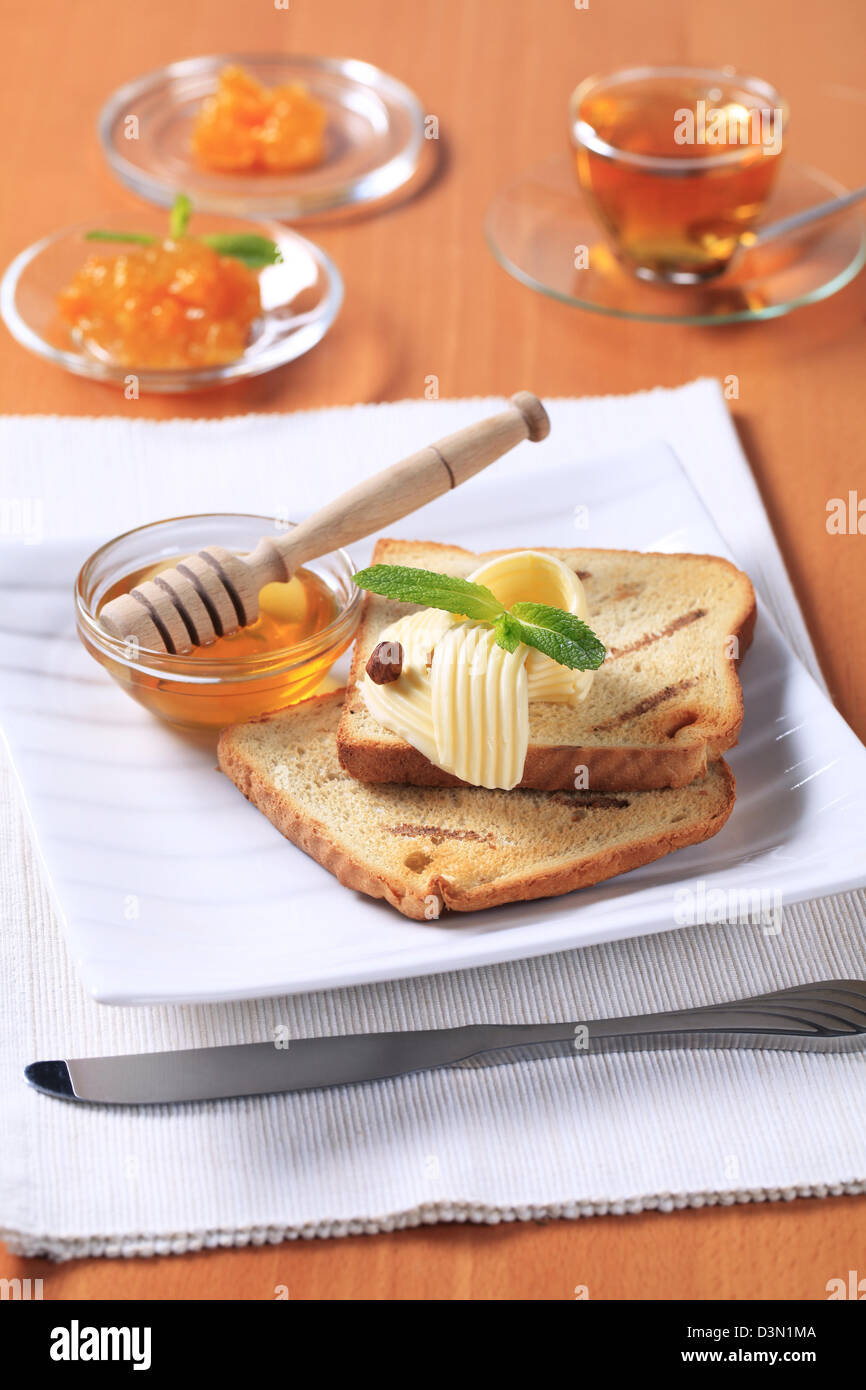 Le petit déjeuner - pain grillé, beurre, confiture et miel Photo Stock - Alamy