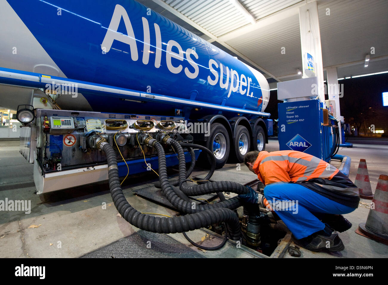 Aral gas station Banque de photographies et d’images à haute résolution ...