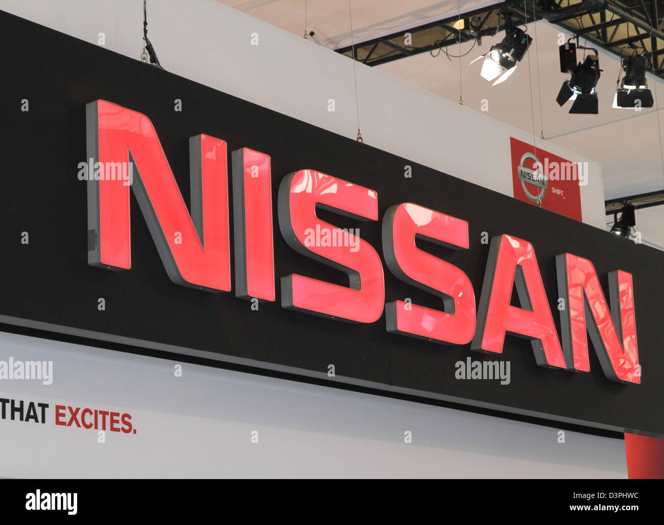 Nissan logo sign Banque de photographies et d’images à haute résolution ...