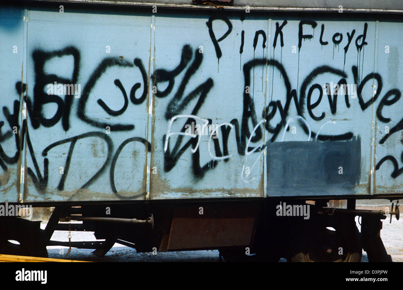 Berlin, RDA, graffiti et Pink Floyd logo sur une remorque Photo Stock ...