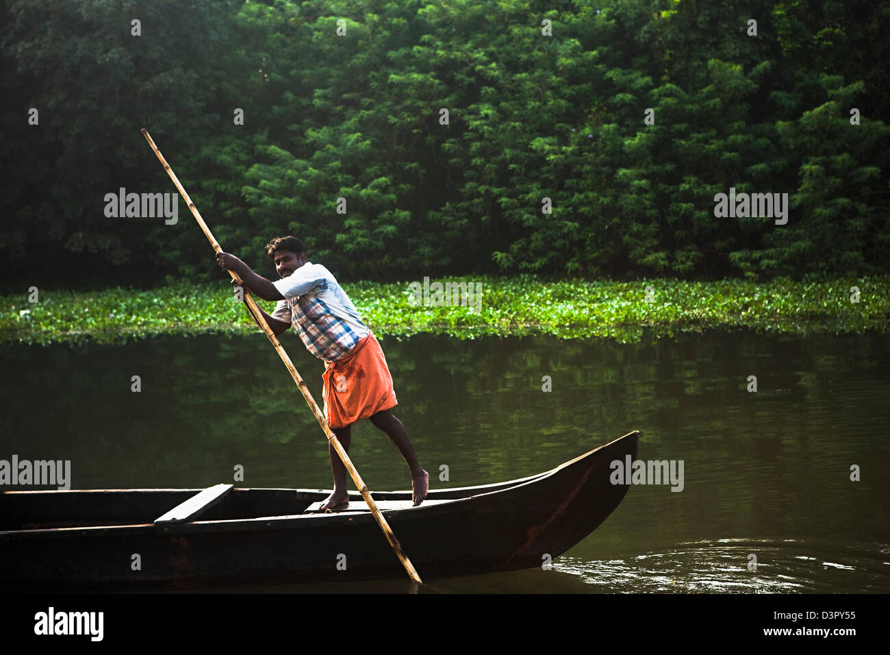 Homme ramer un bateau dans le remous kerala Banque de photographies et ...