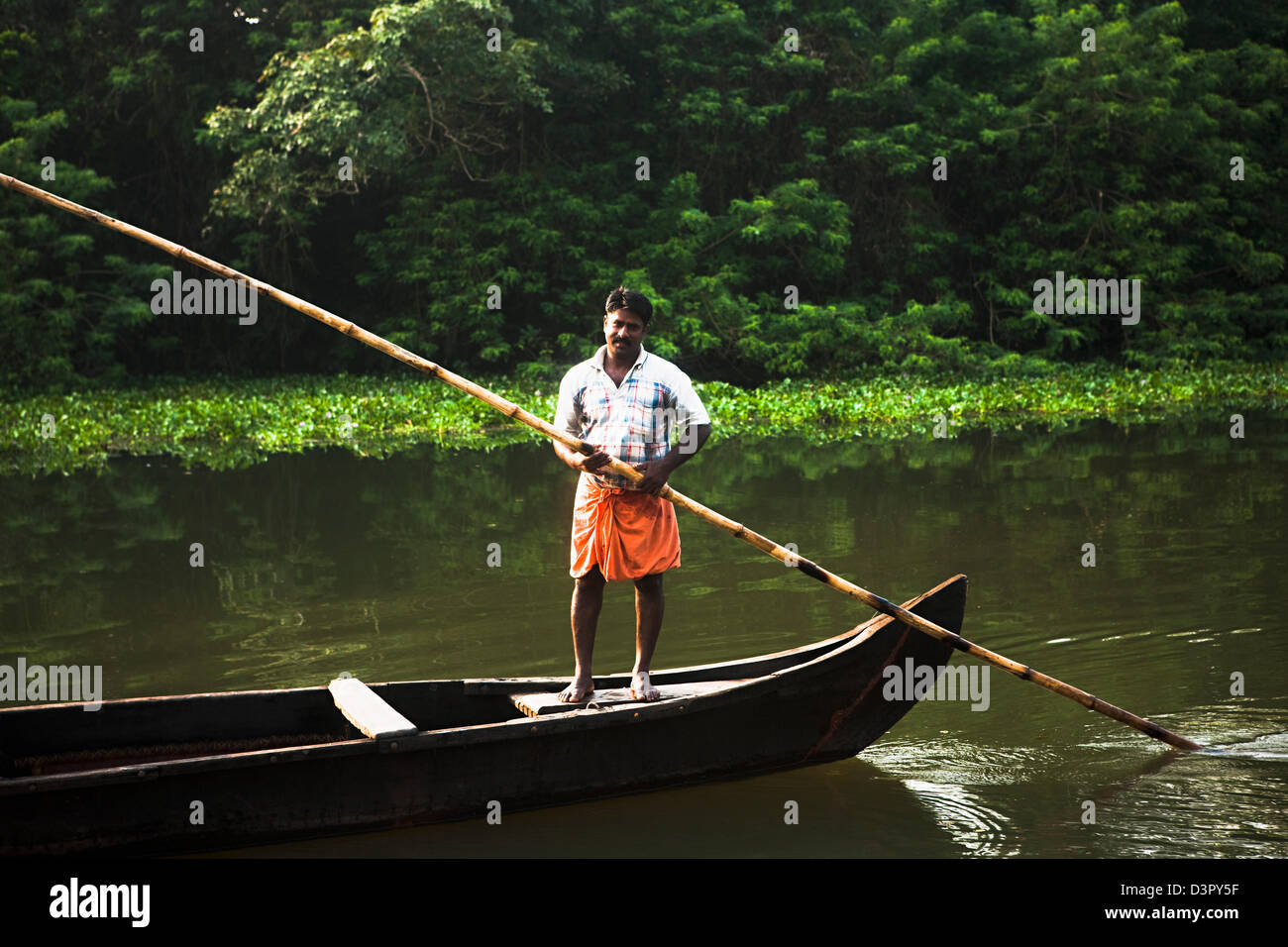 Homme ramer un bateau dans le remous kerala Banque de photographies et ...