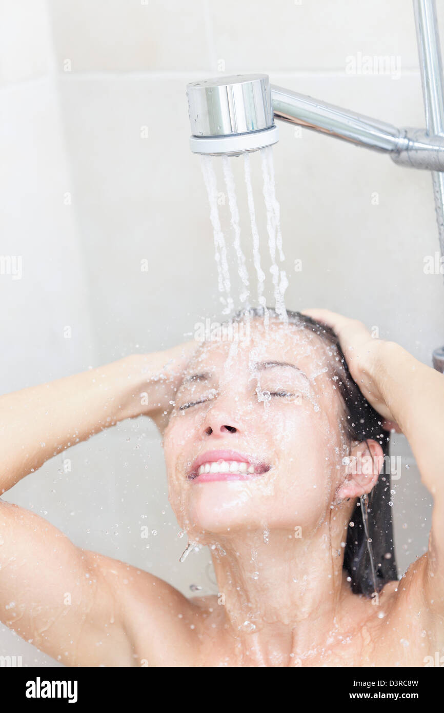 Belle Jeune Femme De Race Mixte Visage Et Cheveux Laver La Douche Sous