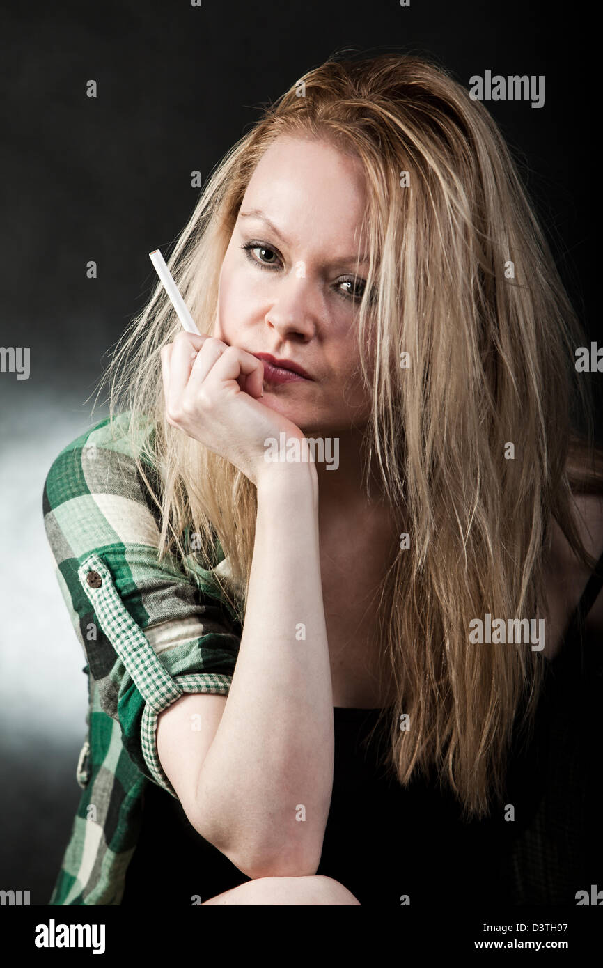 Trashy girl Banque de photographies et d’images à haute résolution - Alamy