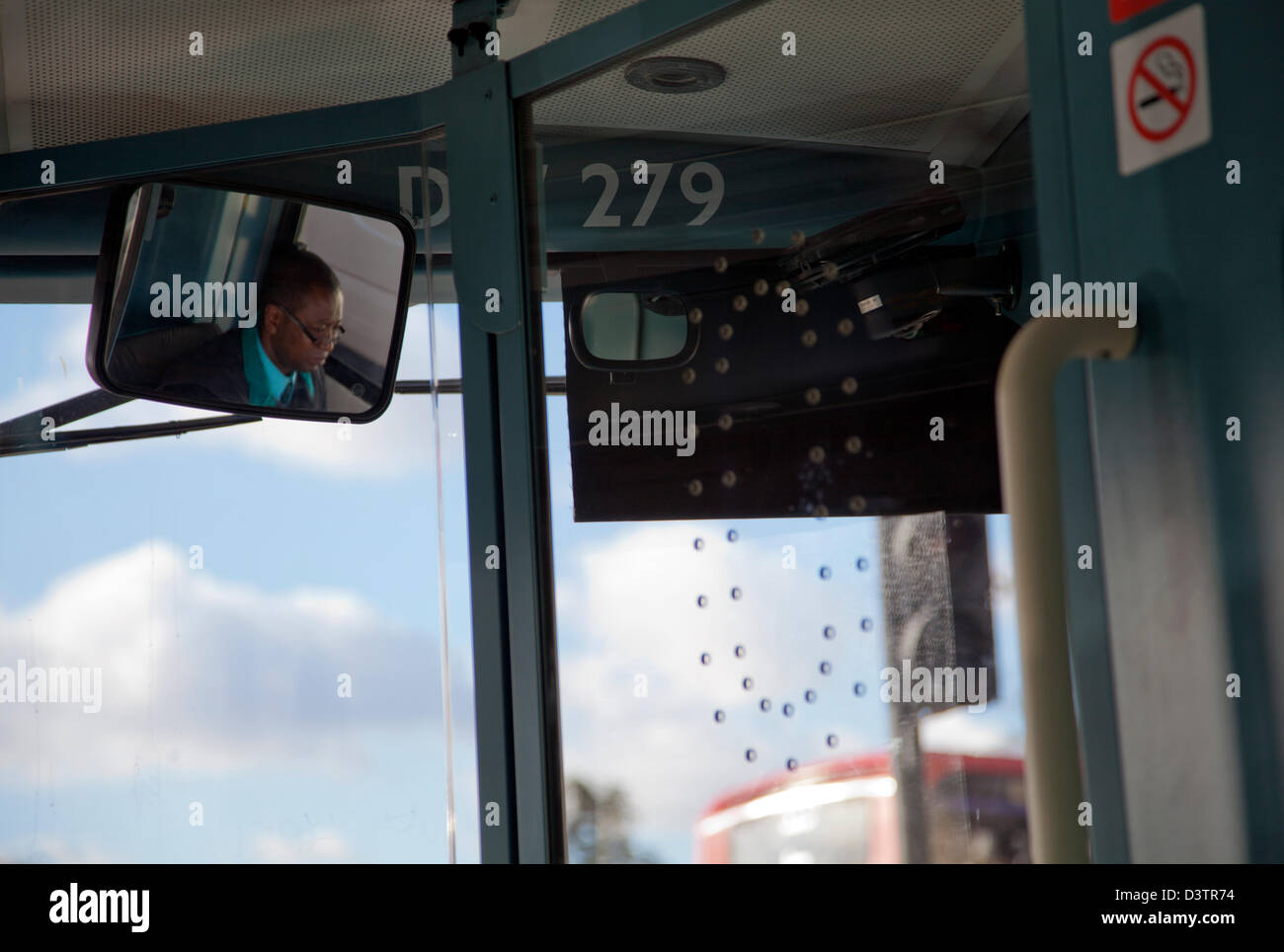 Rear view mirror bus Banque de photographies et d’images à haute ...