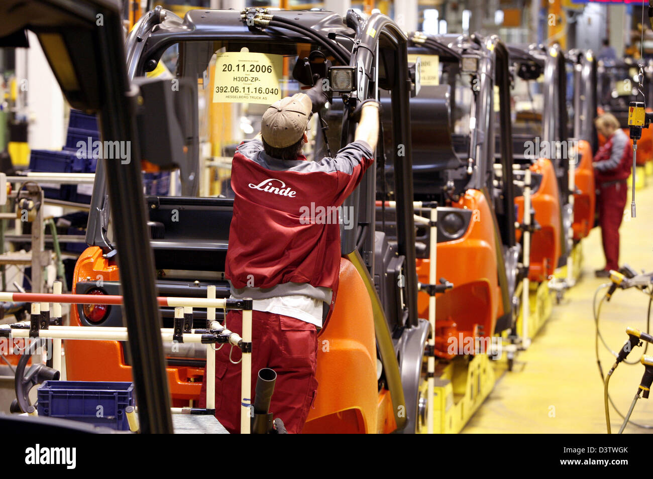 Le personnel de l'assemble Linde carrosserie moteur à Aschaffenburg ...