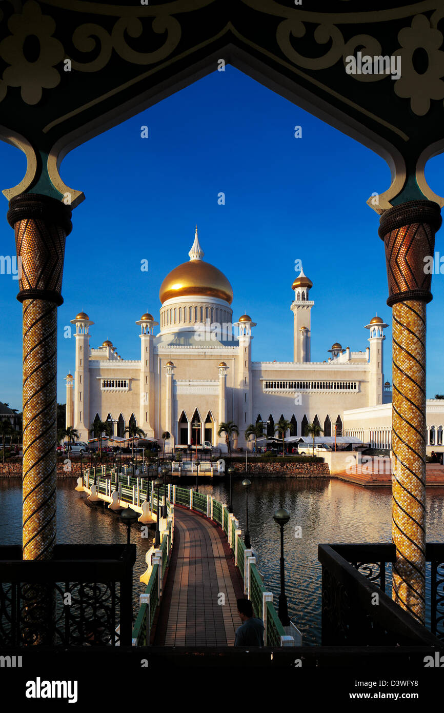 La pièce centrale de la capitale de Brunei Bandar Seri Begawan est la ...