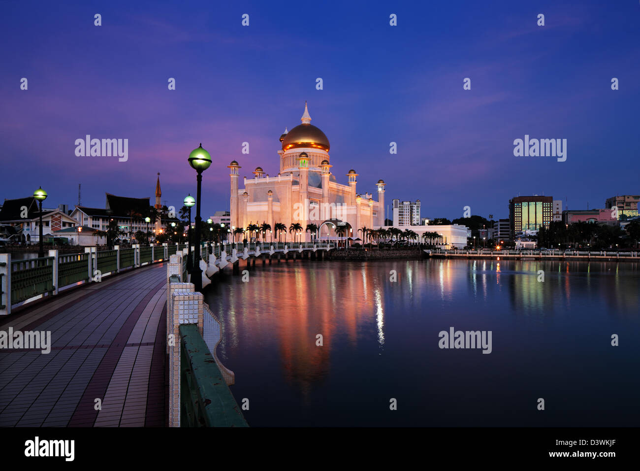 La pièce centrale de la capitale de Brunei Bandar Seri Begawan est la ...