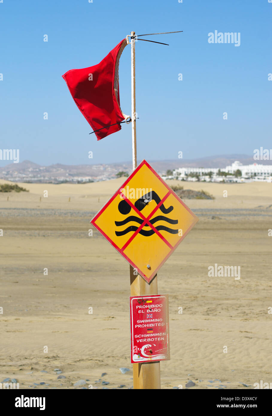 La baignade interdite signer et drapeau rouge sur la plage de Playa del ...