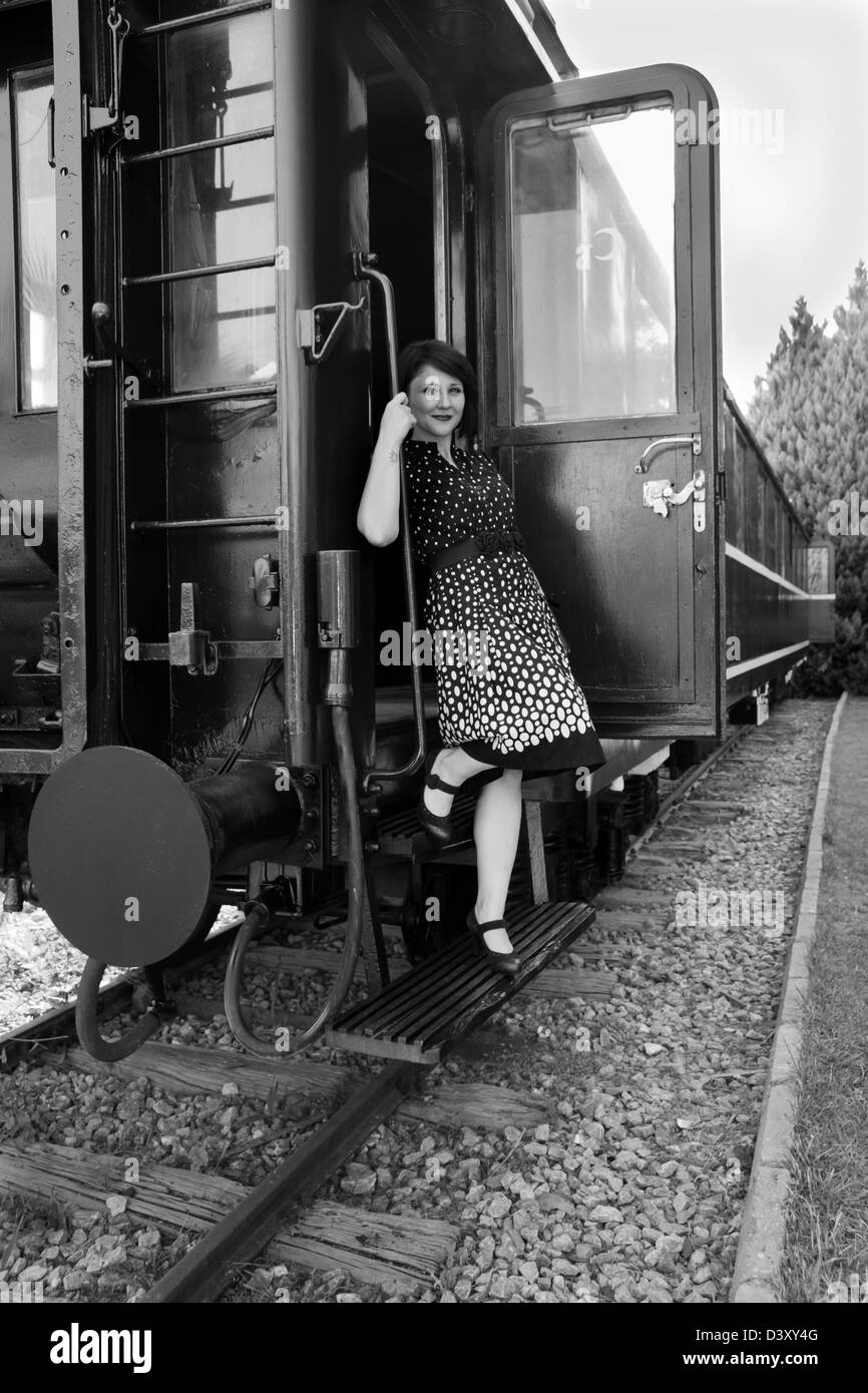 Une belle jeune femme au style des années 1950 stepping off train Photo ...
