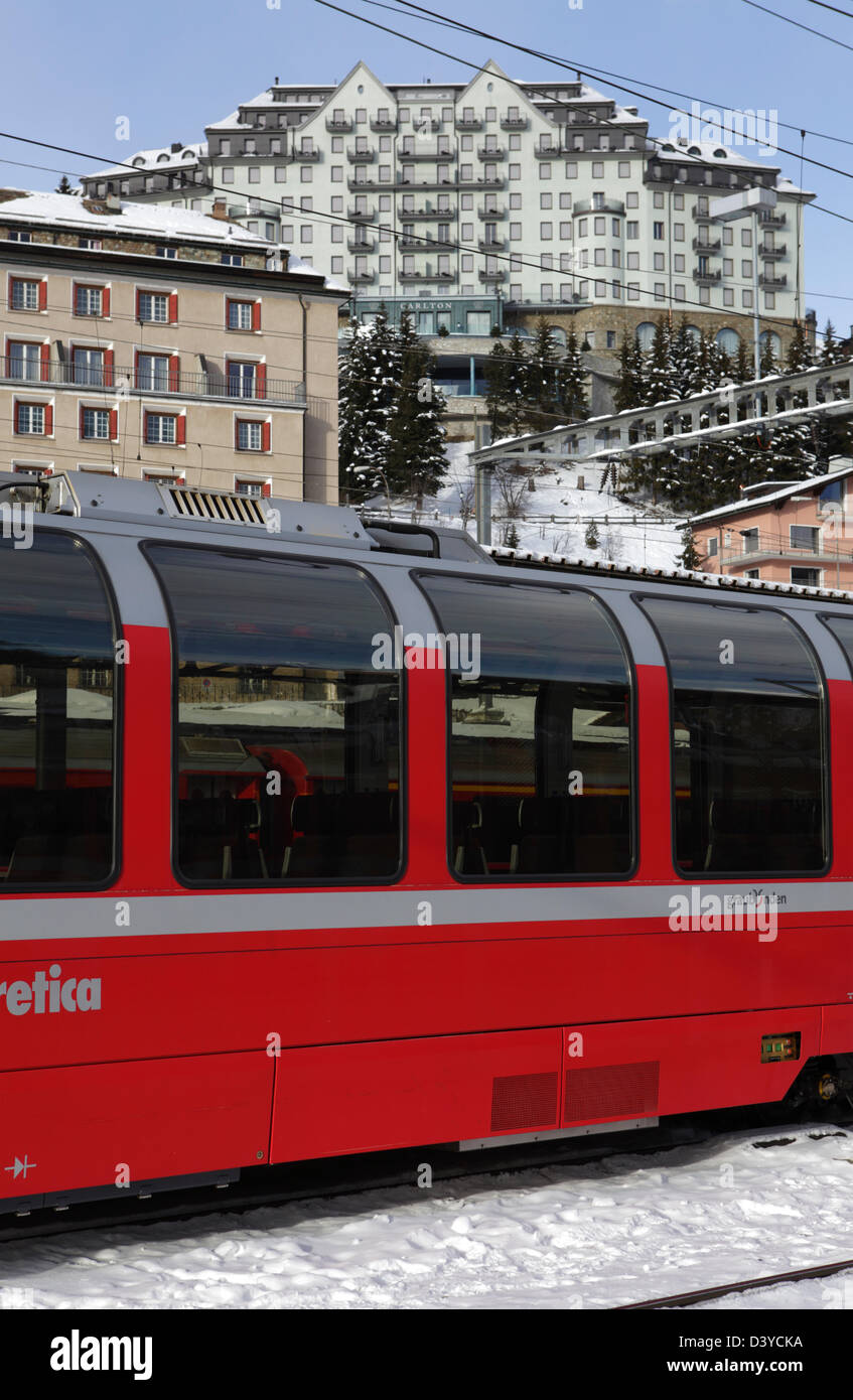Train rouge de bernina Banque de photographies et d’images à haute ...